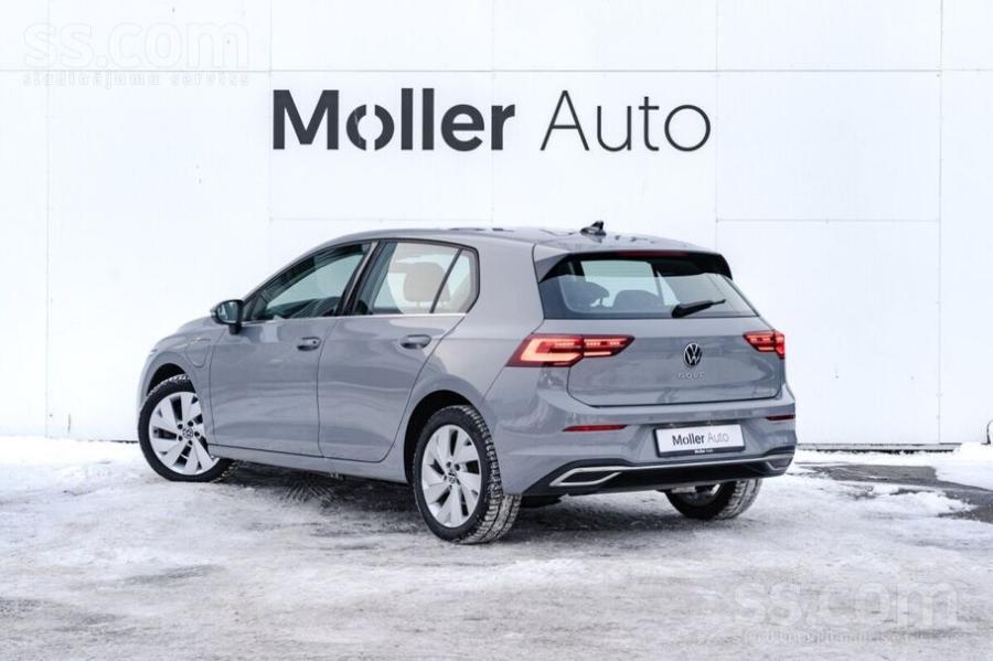 Pelēks Volkswagen Golf VIII 2021 Rīga, ar dzinēja tilpumu 1.40 L un nobraukumu 123 tūkst. km par 20950 €, foto 3 vietnē AUTOMOTO.COM.LV