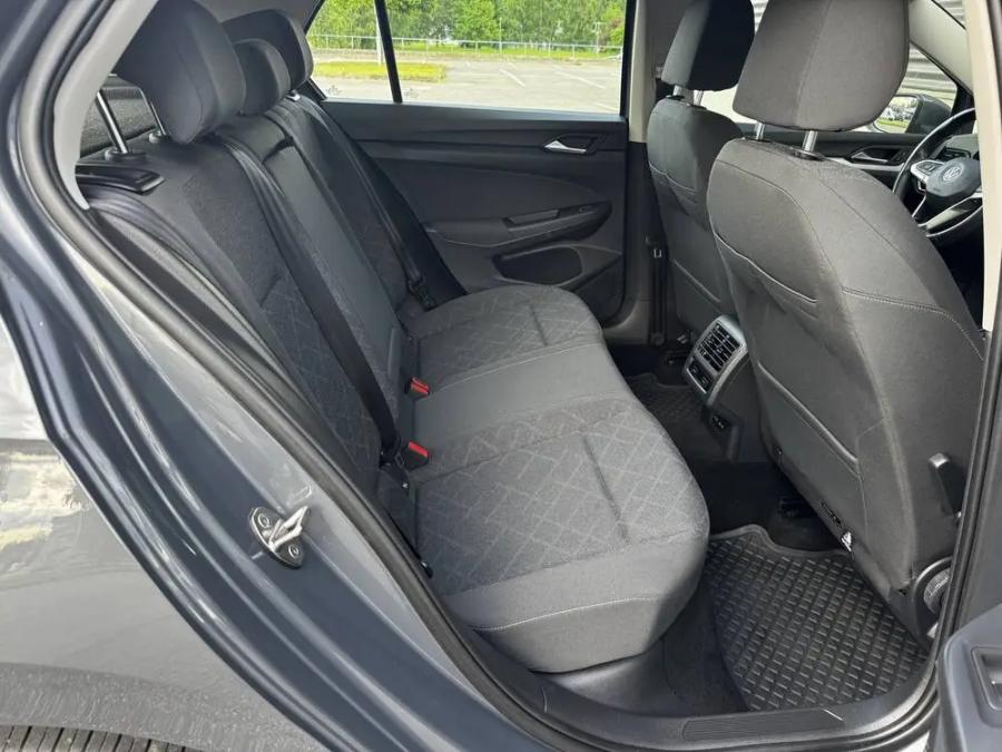 Pelēks Volkswagen Golf VIII 2021 Rīga, ar dzinēja tilpumu 1.00 L un nobraukumu 132 tūkst. km par 14900 €, foto 12 vietnē AUTOMOTO.COM.LV