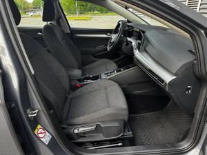 Pelēks Volkswagen Golf VIII 2021 Rīga, ar dzinēja tilpumu 1.00 L un nobraukumu 132 tūkst. km par 14900 €, foto 13 vietnē AUTOMOTO.COM.LV