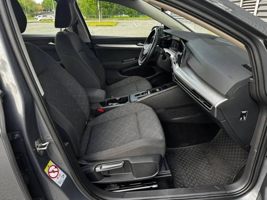 Pelēks Volkswagen Golf VIII 2021 Rīga, ar dzinēja tilpumu 1.00 L un nobraukumu 132 tūkst. km par 14900 €, foto 13 vietnē AUTOMOTO.COM.LV