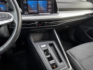 Pelēks Volkswagen Golf VIII 2021 Rīga, ar dzinēja tilpumu 1.00 L un nobraukumu 132 tūkst. km par 14900 €, foto 18 vietnē AUTOMOTO.COM.LV
