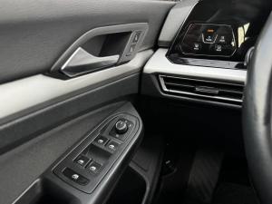 Pelēks Volkswagen Golf VIII 2021 Rīga, ar dzinēja tilpumu 1.00 L un nobraukumu 132 tūkst. km par 14900 €, foto 25 vietnē AUTOMOTO.COM.LV