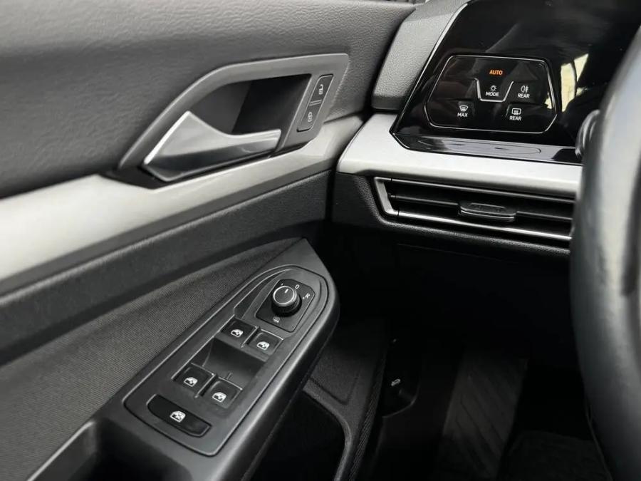 Pelēks Volkswagen Golf VIII 2021 Rīga, ar dzinēja tilpumu 1.00 L un nobraukumu 132 tūkst. km par 14900 €, foto 25 vietnē AUTOMOTO.COM.LV