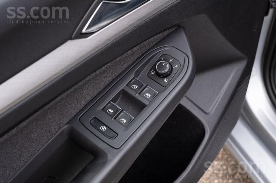 Pelēks Volkswagen Golf VIII 2025 Rīga, ar dzinēja tilpumu 2.00 L un nobraukumu 27 tūkst. km par 28750 €, foto 18 vietnē AUTOMOTO.COM.LV