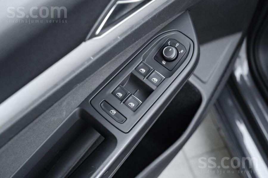 Pelēks Volkswagen Golf VIII 2020 Rīga, ar dzinēja tilpumu 2.00 L un nobraukumu 135 tūkst. km par 20450 €, foto 8 vietnē AUTOMOTO.COM.LV
