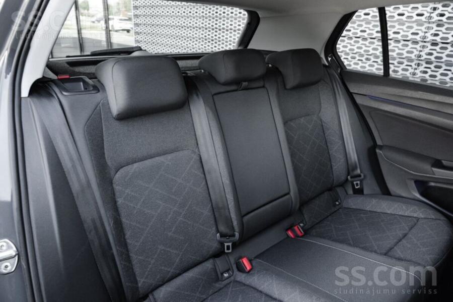 Pelēks Volkswagen Golf VIII 2020 Rīga, ar dzinēja tilpumu 2.00 L un nobraukumu 135 tūkst. km par 20450 €, foto 19 vietnē AUTOMOTO.COM.LV