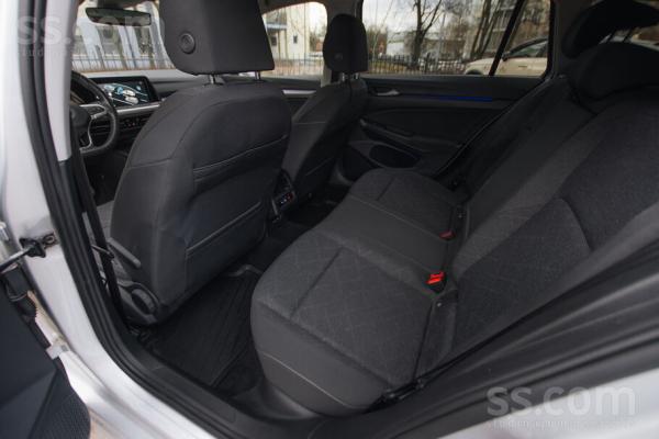 Pelēks Volkswagen Golf VIII 2022 Rīga, ar dzinēja tilpumu 2.00 L un nobraukumu 180 tūkst. km par 14800 €, foto 6 vietnē AUTOMOTO.COM.LV