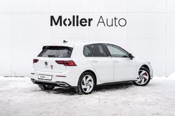 White Volkswagen Golf VIII 2021 in Riga, with an engine capacity of 1.40 L and mileage of 91 thousand km for 19900 €, photo 4 on AUTOMOTO.COM.LV