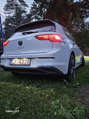 White Volkswagen Golf VIII 2021 in Riga, with an engine capacity of 2.00 L and mileage of 224 thousand km for 14500 €, photo 4 on AUTOMOTO.COM.LV