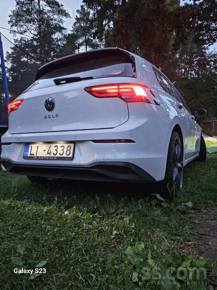 White Volkswagen Golf VIII 2021 in Riga, with an engine capacity of 2.00 L and mileage of 224 thousand km for 14500 €, photo 4 on AUTOMOTO.COM.LV