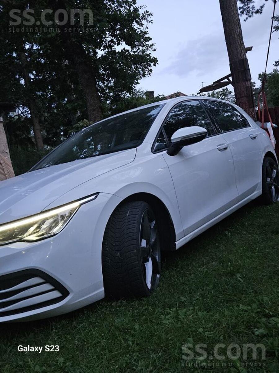 White Volkswagen Golf VIII 2021 in Riga, with an engine capacity of 2.00 L and mileage of 224 thousand km for 14500 €, photo 5 on AUTOMOTO.COM.LV
