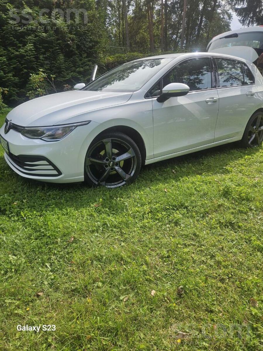 White Volkswagen Golf VIII 2021 in Riga, with an engine capacity of 2.00 L and mileage of 224 thousand km for 14500 €, photo 6 on AUTOMOTO.COM.LV