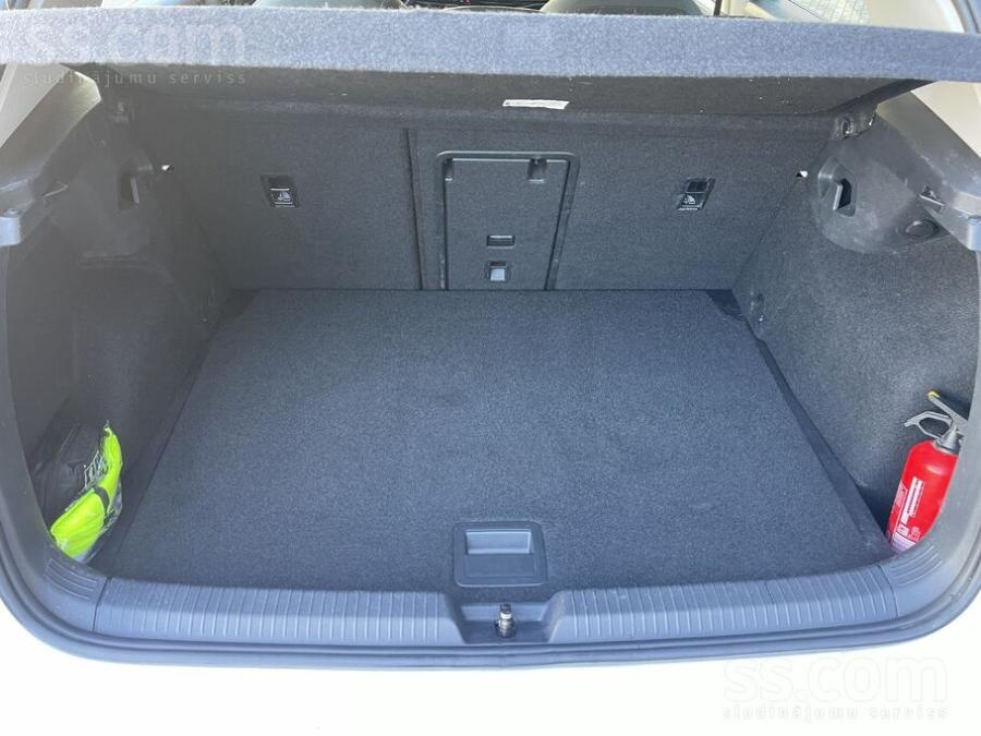 Balts Volkswagen Golf VIII 2022 Rīga, ar dzinēja tilpumu 1.00 L un nobraukumu 117 tūkst. km par 11500 €, foto 22 vietnē AUTOMOTO.COM.LV