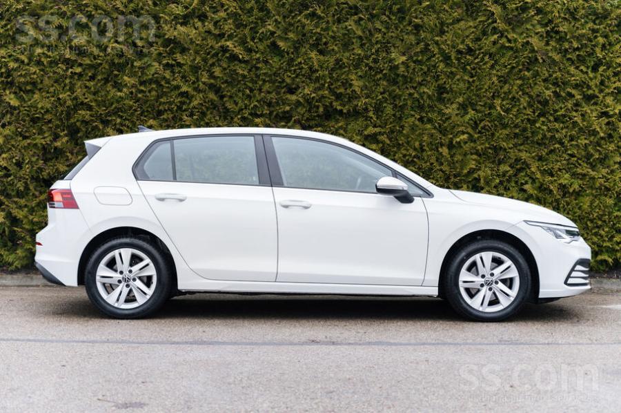 White Volkswagen Golf VIII 2022 in Riga, with an engine capacity of 2.00 L and mileage of 229 thousand km for 11500 €, photo 5 on AUTOMOTO.COM.LV