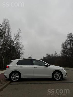White Volkswagen Golf VIII 2025 in Ventspils, with an engine capacity of 2.00 L and mileage of 13 thousand km for 24500 €, photo 4 on AUTOMOTO.COM.LV