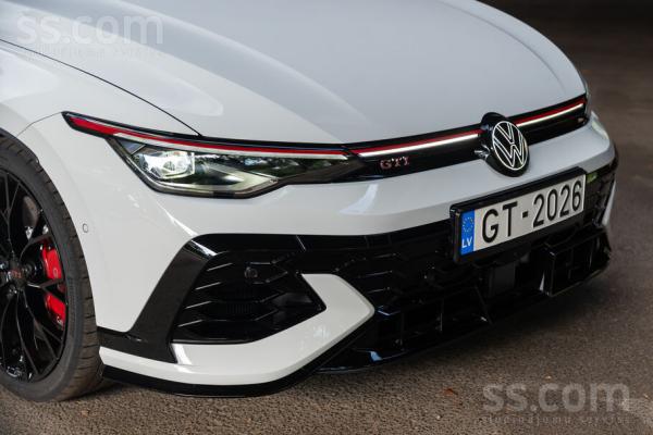 Белый Фольксваген Golf 8 2026 в Рига, объемом двигателя 2.00 л и пробегом 2 тыс. км за 53500 €, фото 2 на AUTOMOTO.COM.LV