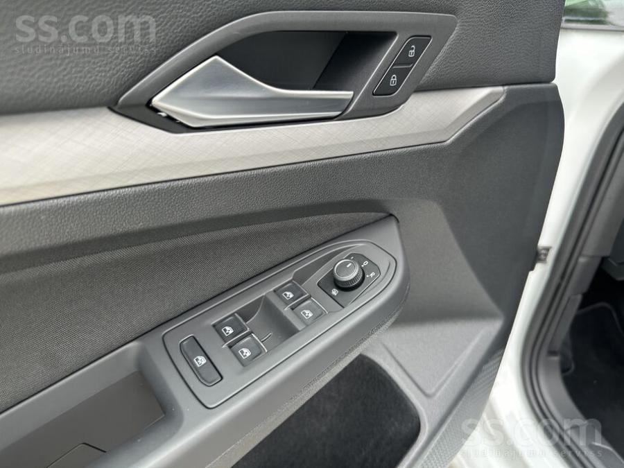 Balts Volkswagen Golf VIII 2021 Tukums, ar dzinēja tilpumu 1.00 L un nobraukumu 112 tūkst. km par 15990 €, foto 18 vietnē AUTOMOTO.COM.LV
