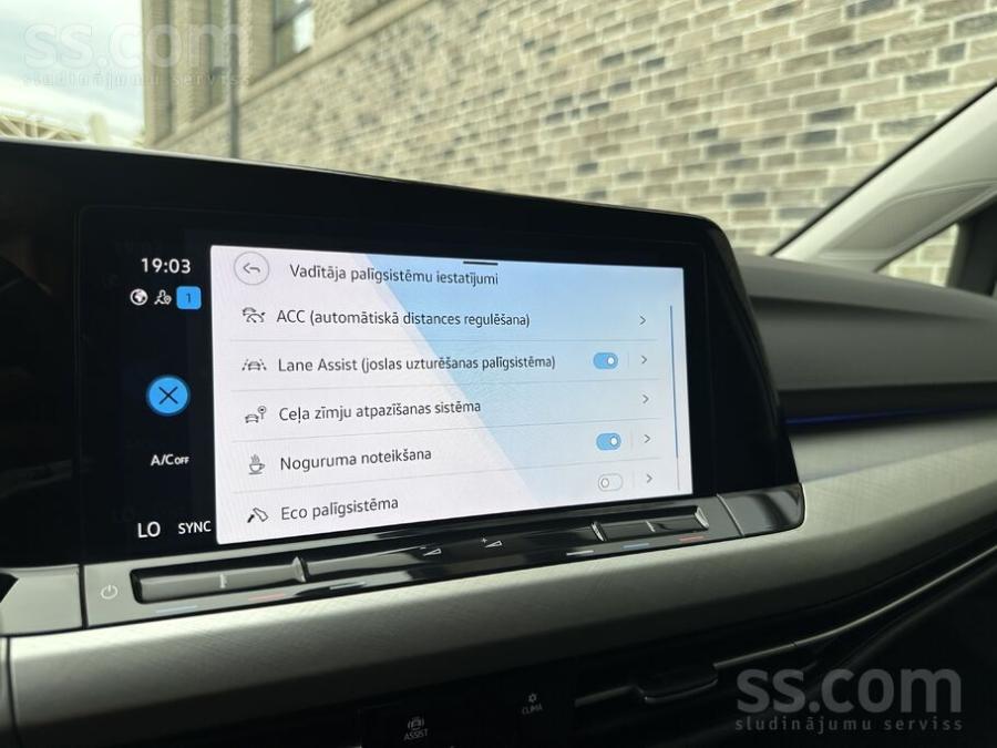 Balts Volkswagen Golf VIII 2021 Tukums, ar dzinēja tilpumu 1.00 L un nobraukumu 112 tūkst. km par 15990 €, foto 25 vietnē AUTOMOTO.COM.LV