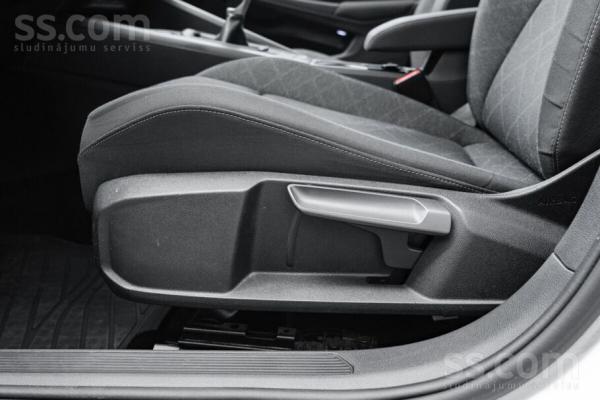 White Volkswagen Golf VIII 2021 in Riga, with an engine capacity of 1.50 L and mileage of 88 thousand km for 15900 €, photo 9 on AUTOMOTO.COM.LV
