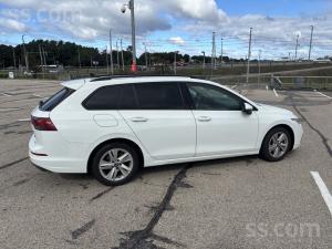 White Volkswagen Golf VIII 2022 in Riga, with an engine capacity of 1.50 L and mileage of 124 thousand km for 15990 €, photo 4 on AUTOMOTO.COM.LV