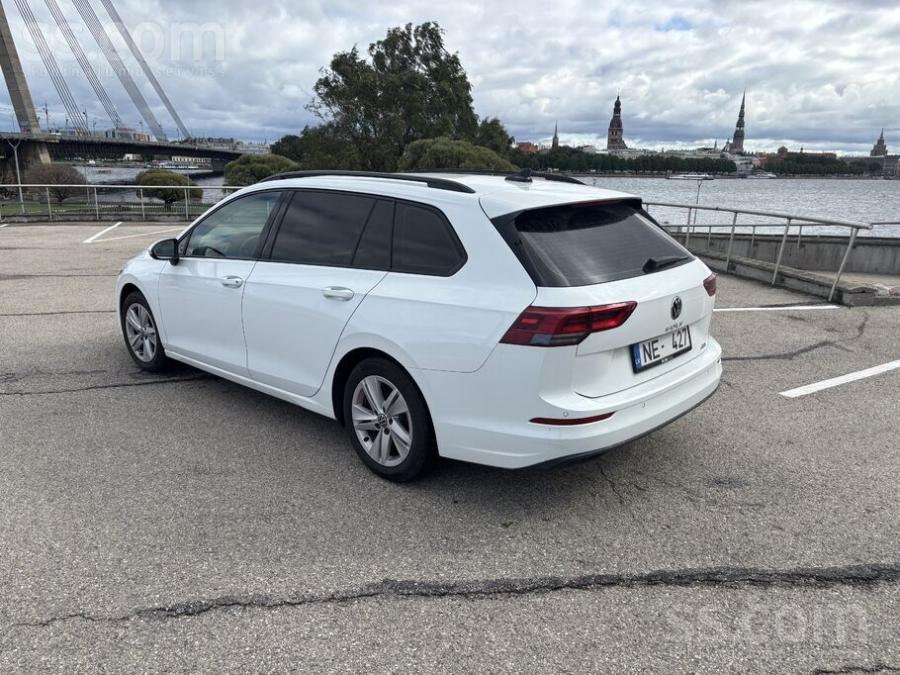 White Volkswagen Golf VIII 2022 in Riga, with an engine capacity of 1.50 L and mileage of 124 thousand km for 15990 €, photo 5 on AUTOMOTO.COM.LV