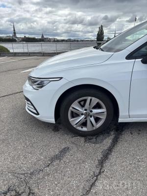 White Volkswagen Golf VIII 2022 in Riga, with an engine capacity of 1.50 L and mileage of 124 thousand km for 15990 €, photo 10 on AUTOMOTO.COM.LV