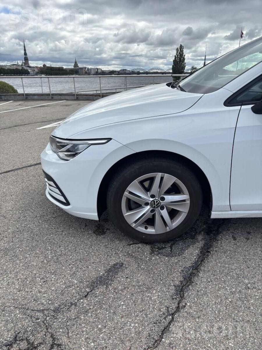White Volkswagen Golf VIII 2022 in Riga, with an engine capacity of 1.50 L and mileage of 124 thousand km for 15990 €, photo 10 on AUTOMOTO.COM.LV