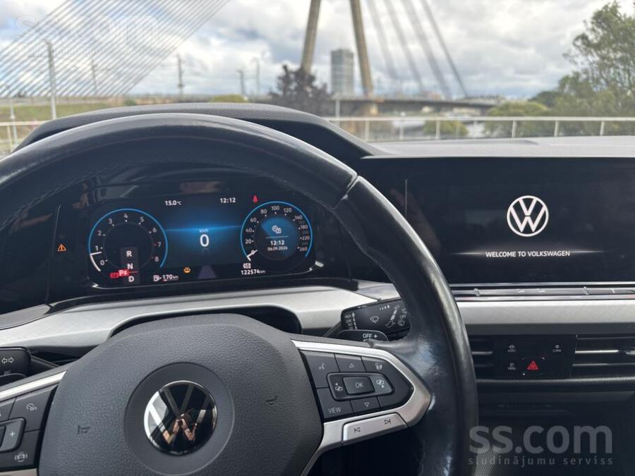White Volkswagen Golf VIII 2022 in Riga, with an engine capacity of 1.50 L and mileage of 124 thousand km for 15990 €, photo 12 on AUTOMOTO.COM.LV