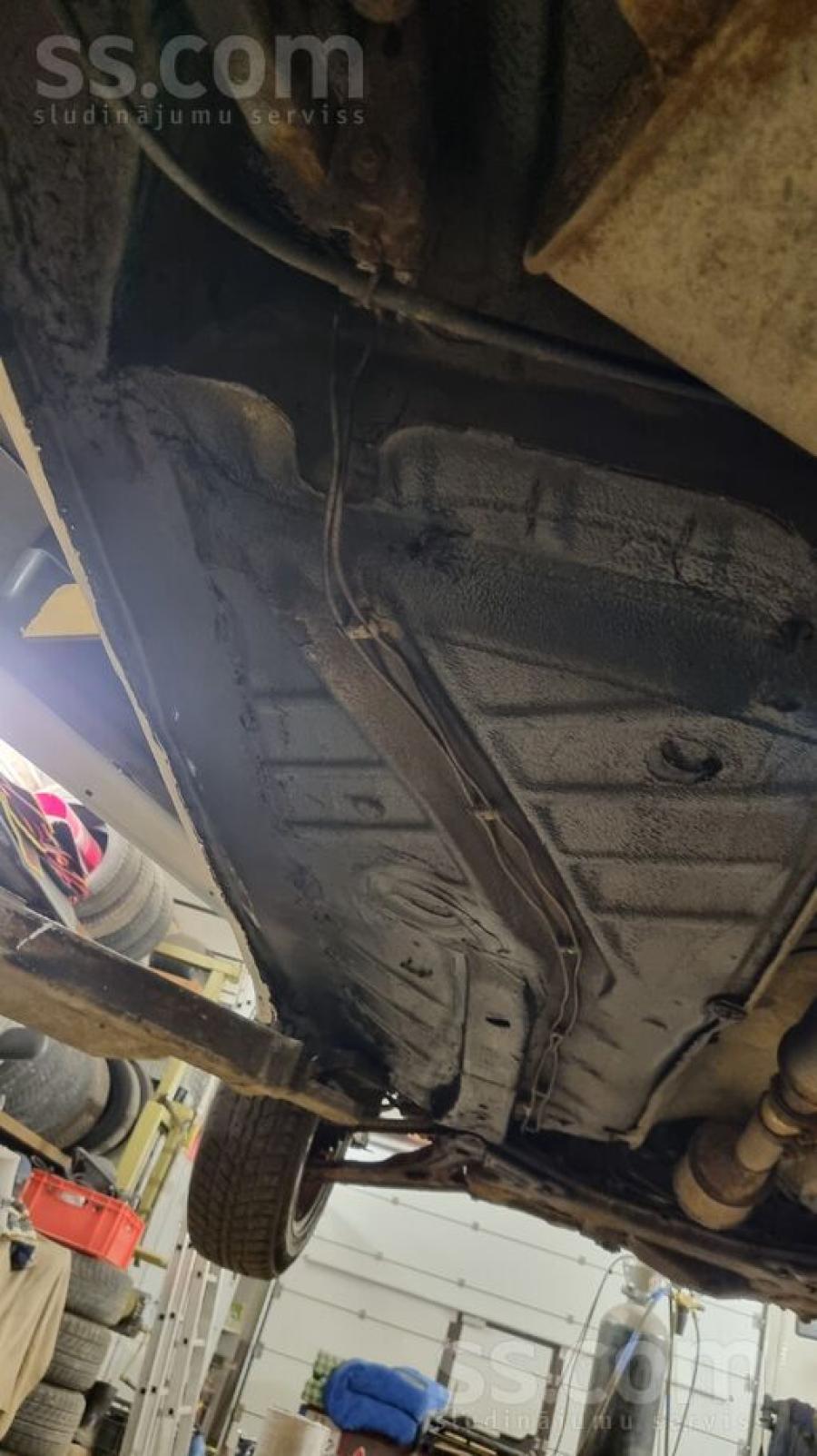 Balts Volkswagen Golf 1991 Tukums, ar dzinēja tilpumu 1.60 L un nobraukumu 285 tūkst. km par 1200 €, foto 8 vietnē AUTOMOTO.COM.LV