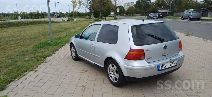 White Volkswagen Golf 2000 in Riga, with an engine capacity of 1.60 L and mileage of 226 thousand km for 1150 €, photo 4 on AUTOMOTO.COM.LV