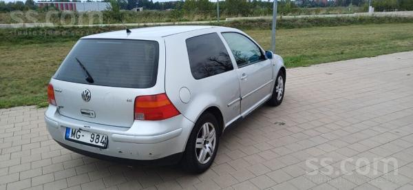 White Volkswagen Golf 2000 in Riga, with an engine capacity of 1.60 L and mileage of 226 thousand km for 980 €, photo 4 on AUTOMOTO.COM.LV