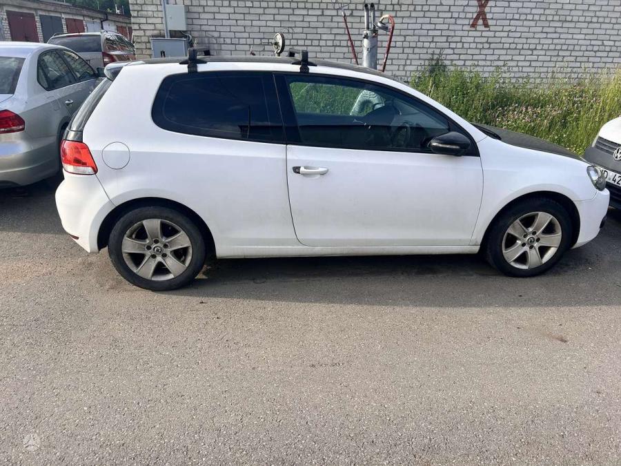 White Volkswagen Golf 2012 in Kaunas, with an engine capacity of 1.60 L and mileage of 250 thousand km for 1800 €, photo 1 on AUTOMOTO.COM.LV