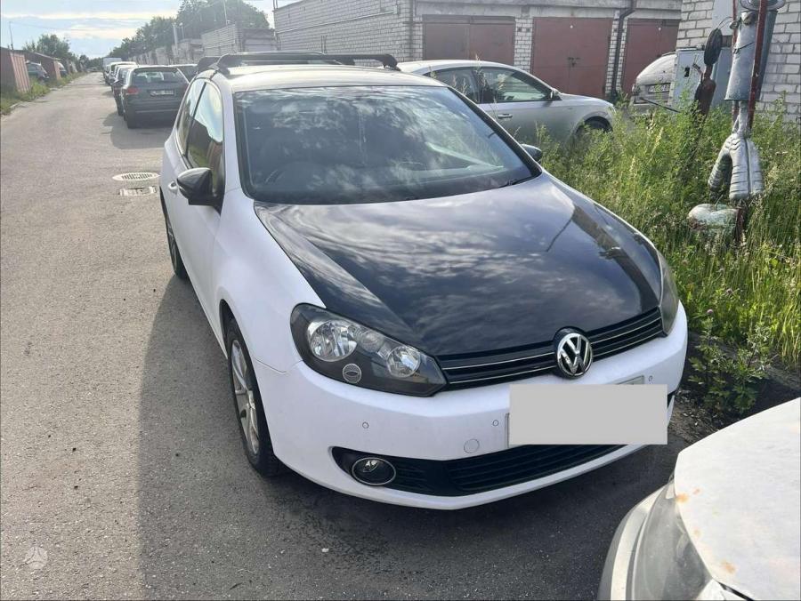 White Volkswagen Golf 2012 in Kaunas, with an engine capacity of 1.60 L and mileage of 250 thousand km for 1800 €, photo 3 on AUTOMOTO.COM.LV