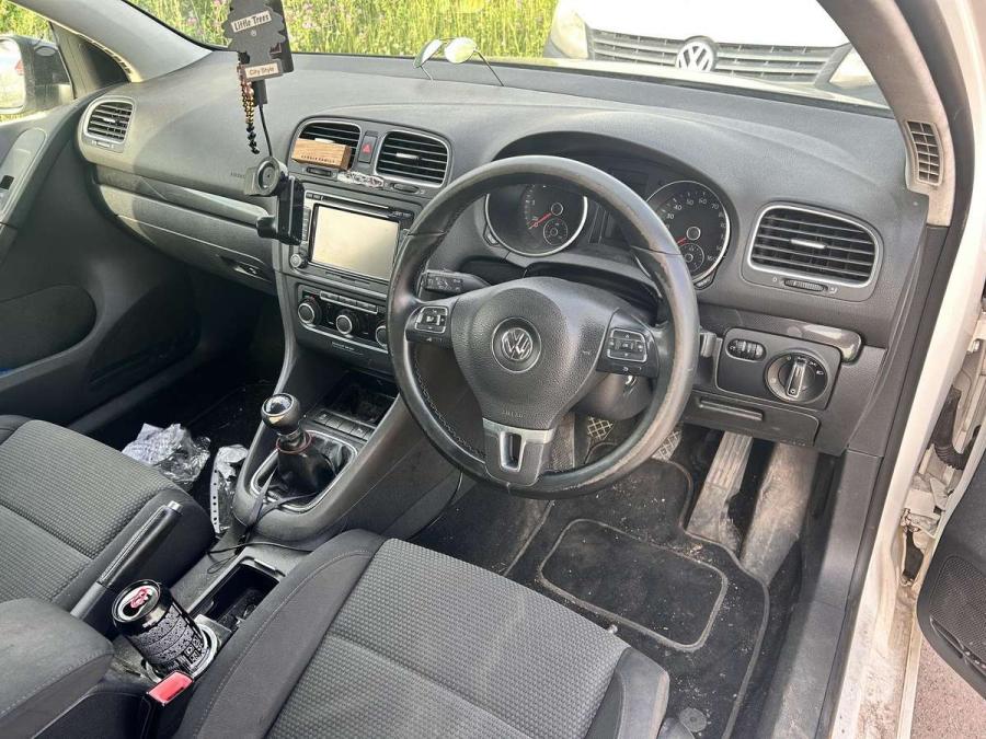 White Volkswagen Golf 2012 in Kaunas, with an engine capacity of 1.60 L and mileage of 250 thousand km for 1800 €, photo 6 on AUTOMOTO.COM.LV