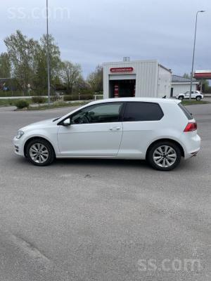 White Volkswagen Golf 2013 in Riga, with an engine capacity of 2.00 L and mileage of 250 thousand km for 6100 €, photo 3 on AUTOMOTO.COM.LV