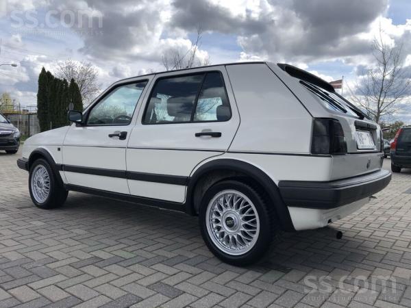 White Volkswagen Golf 1988 in Riga, with an engine capacity of 1.60 L and mileage of 264 thousand km for 4990 €, photo 4 on AUTOMOTO.COM.LV