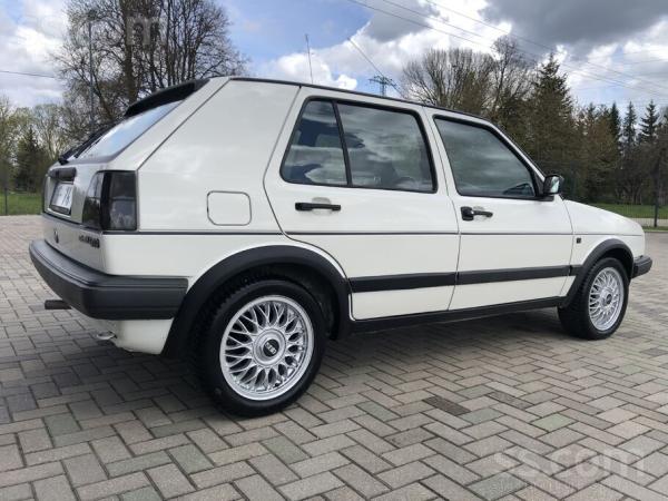 White Volkswagen Golf 1988 in Riga, with an engine capacity of 1.60 L and mileage of 264 thousand km for 4990 €, photo 8 on AUTOMOTO.COM.LV
