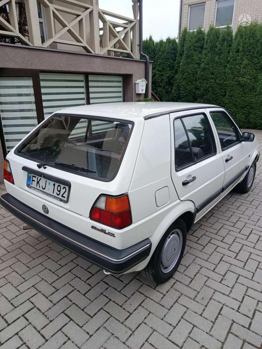 White Volkswagen Golf 1989 in Birzai, with an engine capacity of 1.27 L and mileage of 137 thousand km for 3900 €, photo 3 on AUTOMOTO.COM.LV