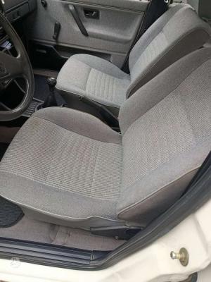 White Volkswagen Golf 1989 in Birzai, with an engine capacity of 1.27 L and mileage of 137 thousand km for 3900 €, photo 5 on AUTOMOTO.COM.LV