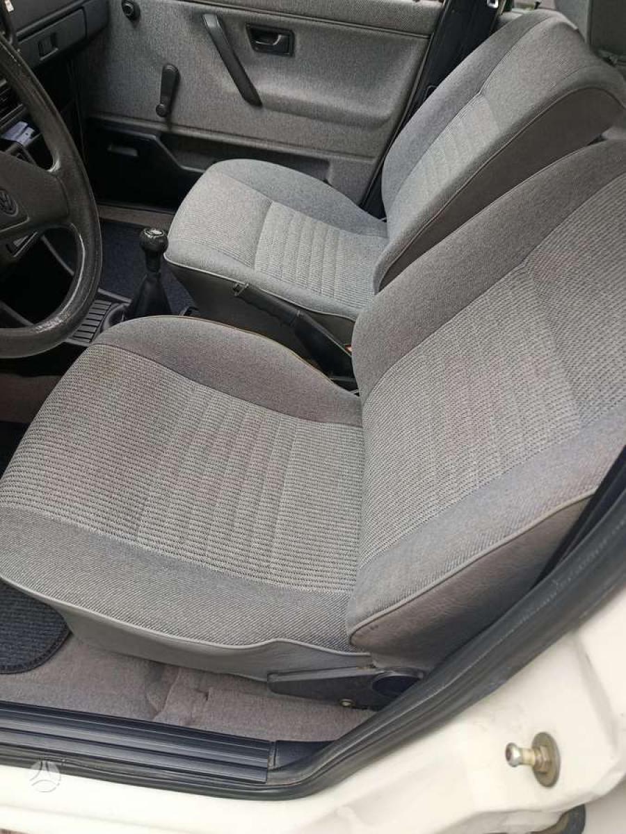 White Volkswagen Golf 1989 in Birzai, with an engine capacity of 1.27 L and mileage of 137 thousand km for 3900 €, photo 5 on AUTOMOTO.COM.LV