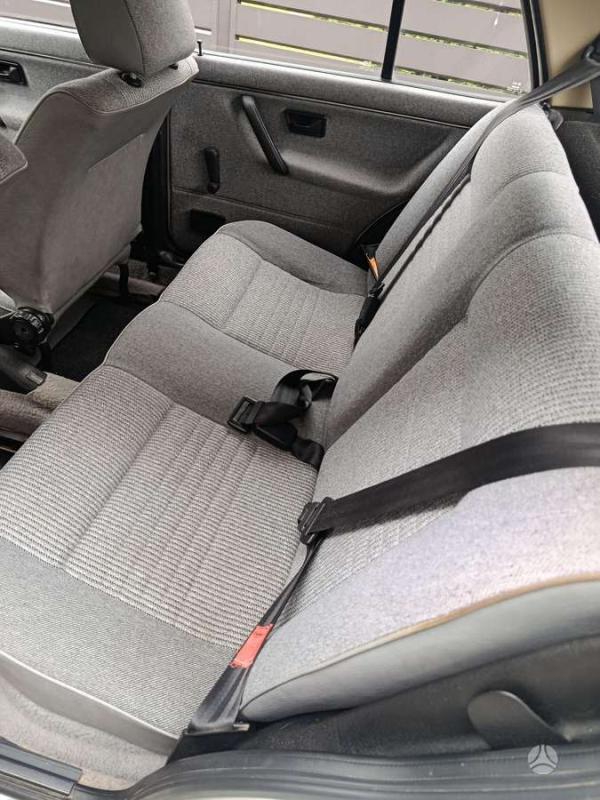 White Volkswagen Golf 1989 in Birzai, with an engine capacity of 1.27 L and mileage of 137 thousand km for 3900 €, photo 6 on AUTOMOTO.COM.LV