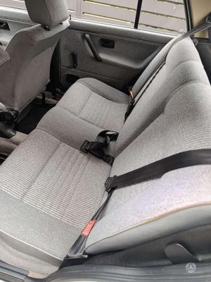 White Volkswagen Golf 1989 in Birzai, with an engine capacity of 1.27 L and mileage of 137 thousand km for 3900 €, photo 6 on AUTOMOTO.COM.LV