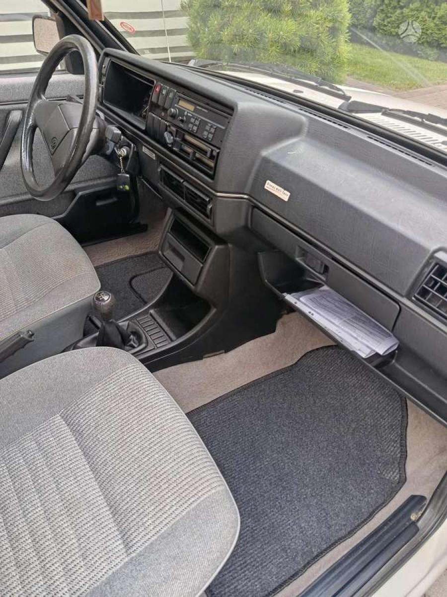White Volkswagen Golf 1989 in Birzai, with an engine capacity of 1.27 L and mileage of 137 thousand km for 3900 €, photo 12 on AUTOMOTO.COM.LV