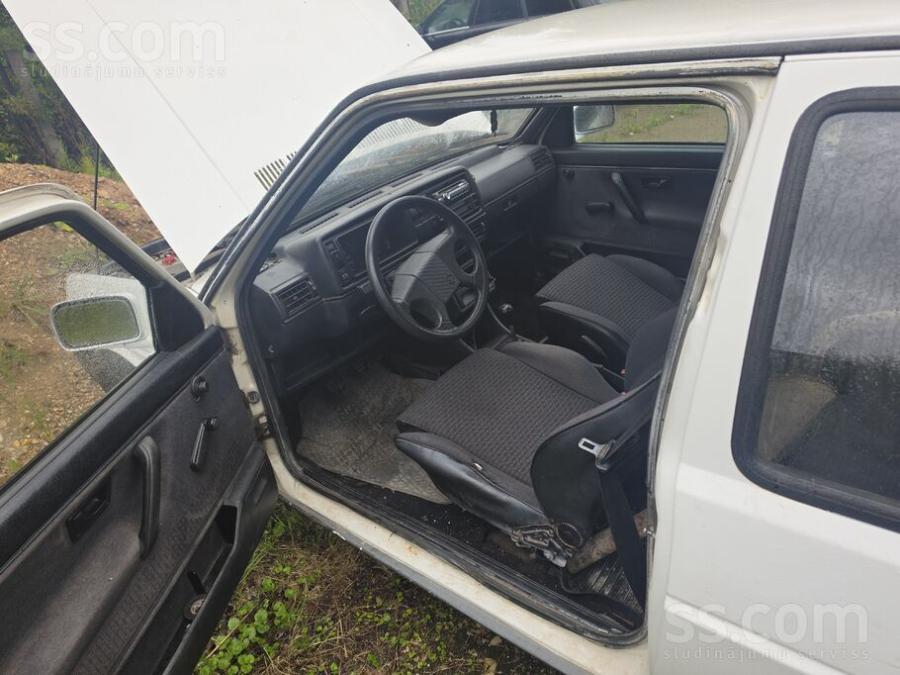 White Volkswagen Golf 1989 in Balvi, with an engine capacity of 1.60 L and mileage of 212 thousand km for 500 €, photo 7 on AUTOMOTO.COM.LV