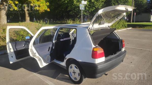 Balts Volkswagen Golf 1993 Rīga, ar dzinēja tilpumu 1.90 L un nobraukumu 221 tūkst. km par 1700 €, foto 4 vietnē AUTOMOTO.COM.LV