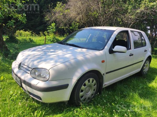 White Volkswagen Golf 1998 in Ogre, with an engine capacity of 1.60 L and mileage of 312 thousand km for 480 €, photo 1 on AUTOMOTO.COM.LV