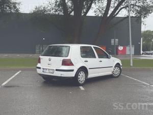 White Volkswagen Golf 1998 in Riga, with an engine capacity of 1.60 L and mileage of 240 thousand km for 780 €, photo 4 on AUTOMOTO.COM.LV