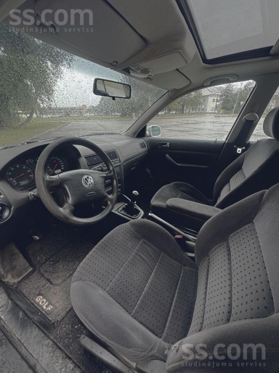 White Volkswagen Golf 1998 in Riga, with an engine capacity of 1.60 L and mileage of 240 thousand km for 780 €, photo 6 on AUTOMOTO.COM.LV