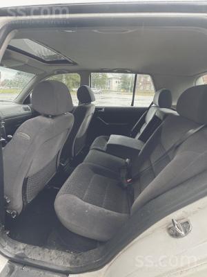 White Volkswagen Golf 1998 in Riga, with an engine capacity of 1.60 L and mileage of 240 thousand km for 780 €, photo 7 on AUTOMOTO.COM.LV