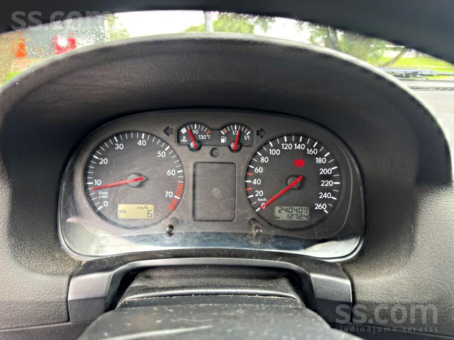 White Volkswagen Golf 1998 in Riga, with an engine capacity of 1.60 L and mileage of 240 thousand km for 780 €, photo 9 on AUTOMOTO.COM.LV